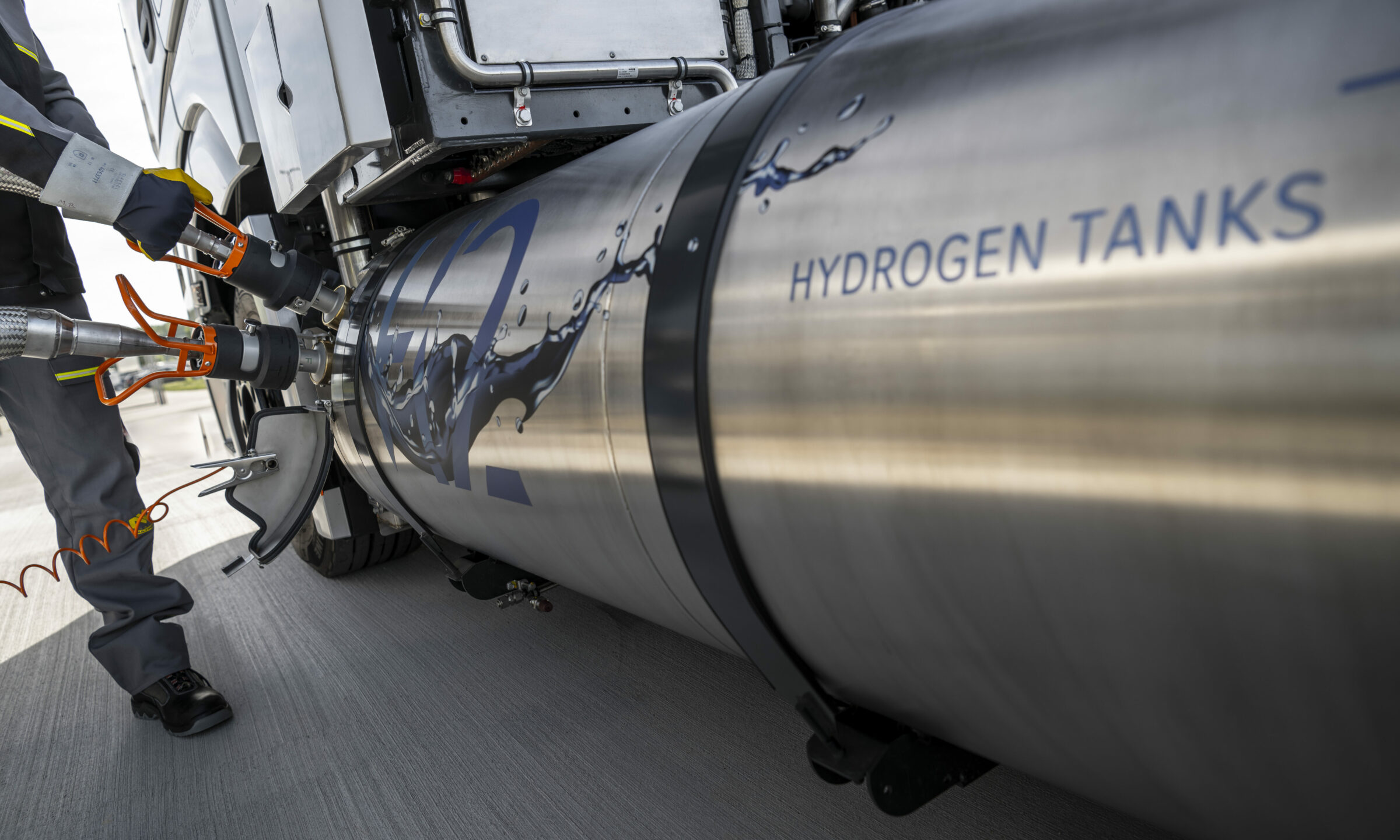 SAG develops first LH2 cryogenic tank system for trucks ...